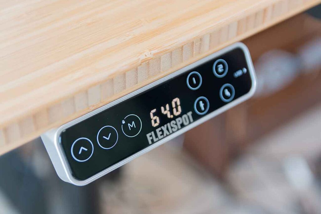 Flexispotの電動昇降デスク E8 レビュー：幅120cmの竹天板でつくるシンプル作業環境 | INDOOR HEART